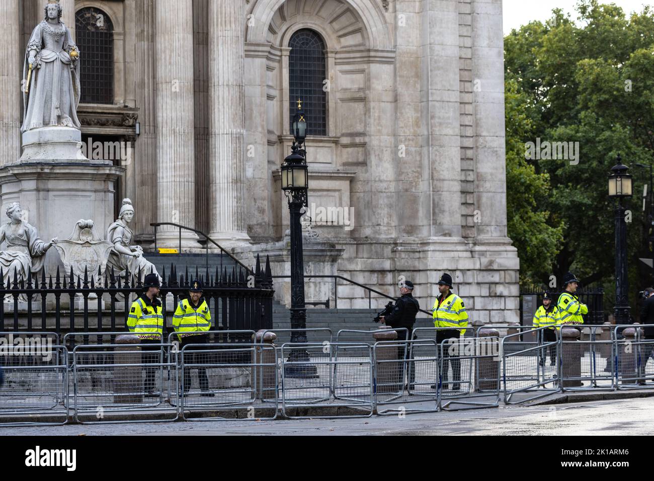 Around London during the mourning period for Queen Elizabeth II Stock ...
