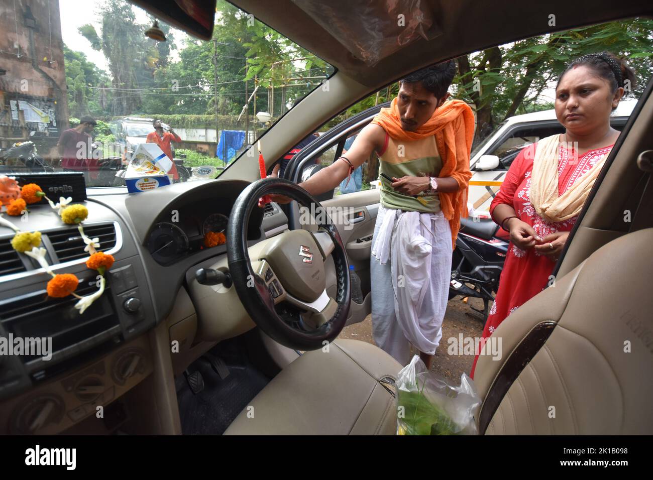 Howrah, India. 17th Sep, 2022. A priest is performing puja of a ...