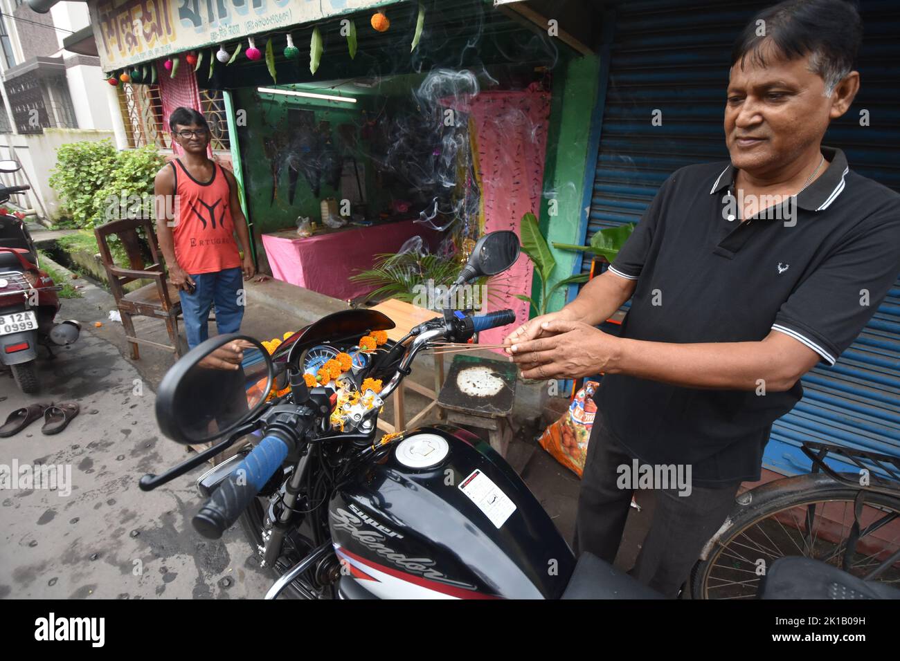 Howrah, India. 17th Sep, 2022. A man performing puja of his motor bike ...