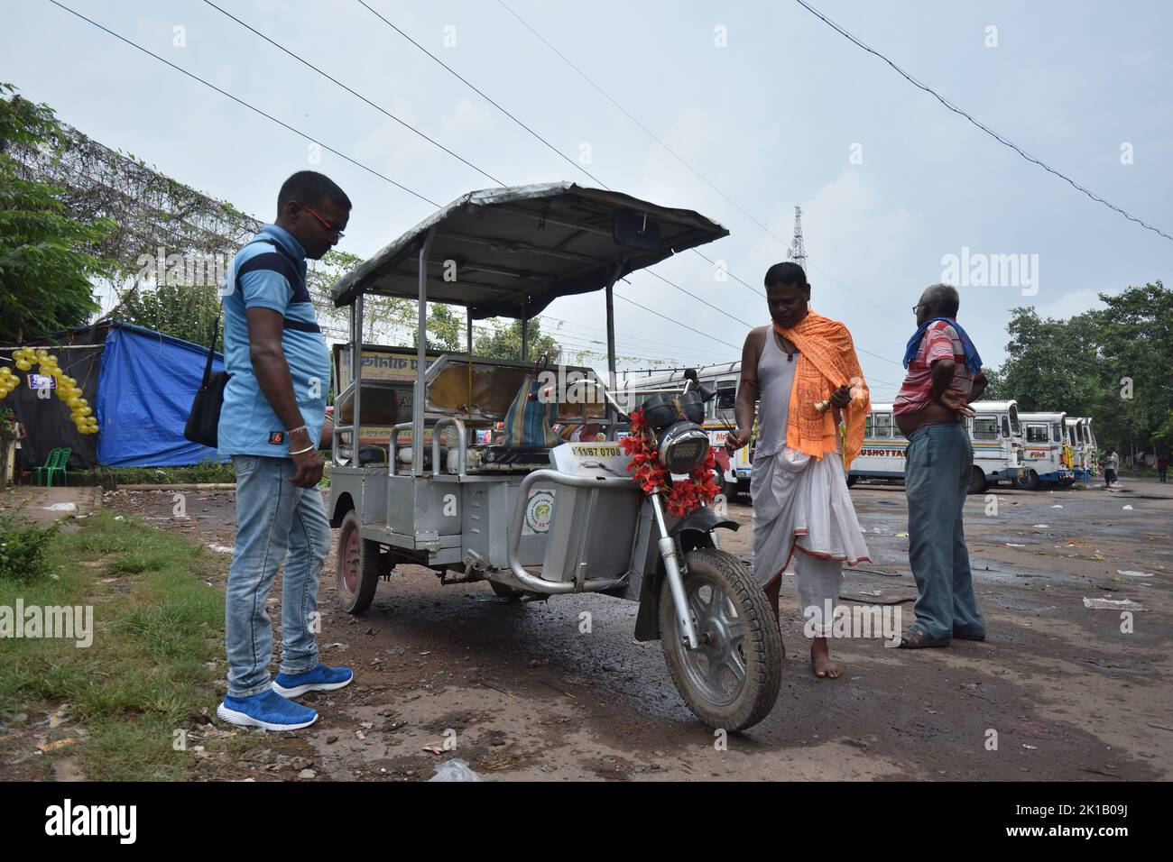 Howrah, India. 17th Sep, 2022. A priest is performing puja of the Toto (electric vehicle) in the ...