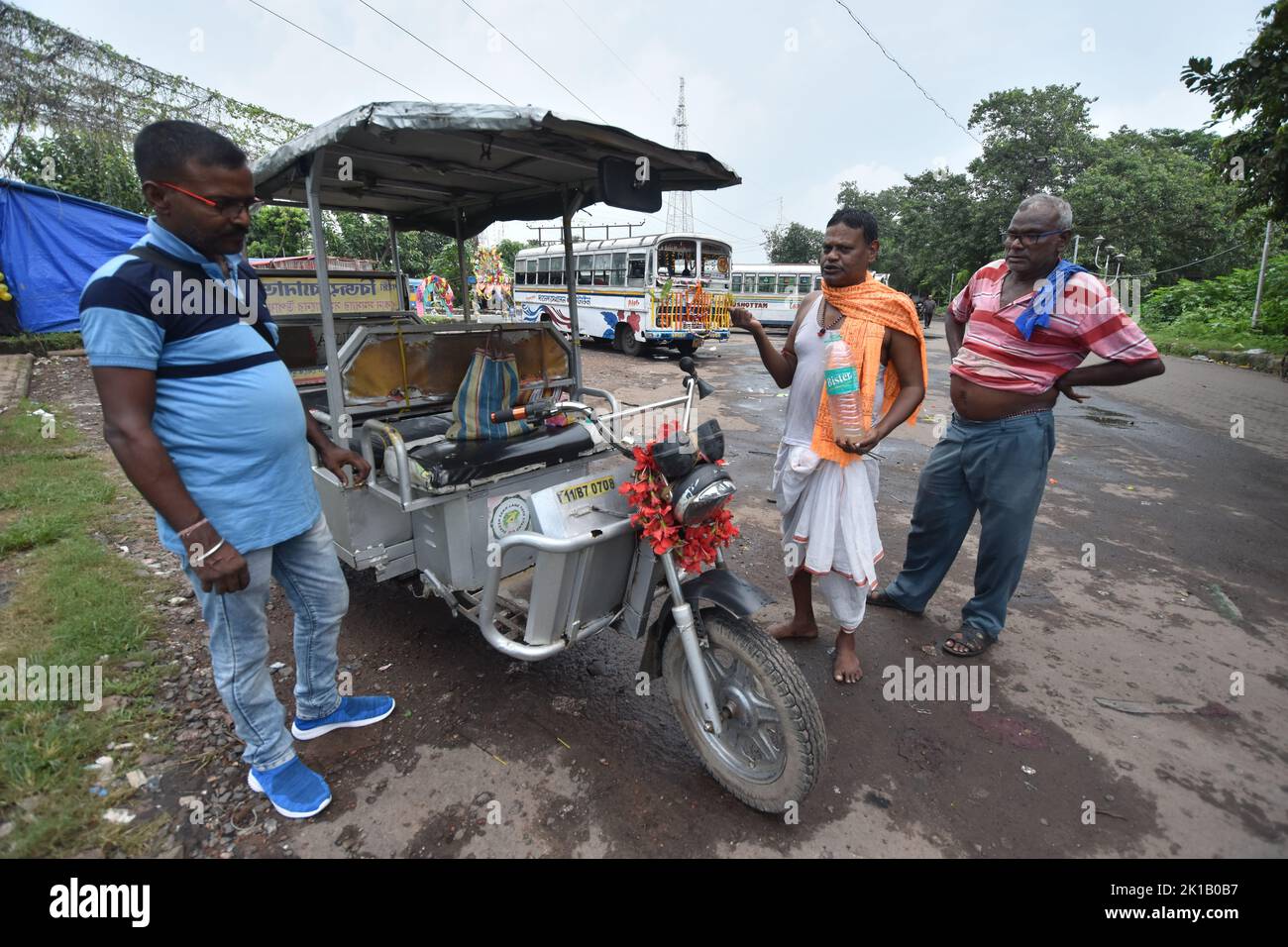 Howrah, India. 17th Sep, 2022. A priest is performing puja of the Toto ...