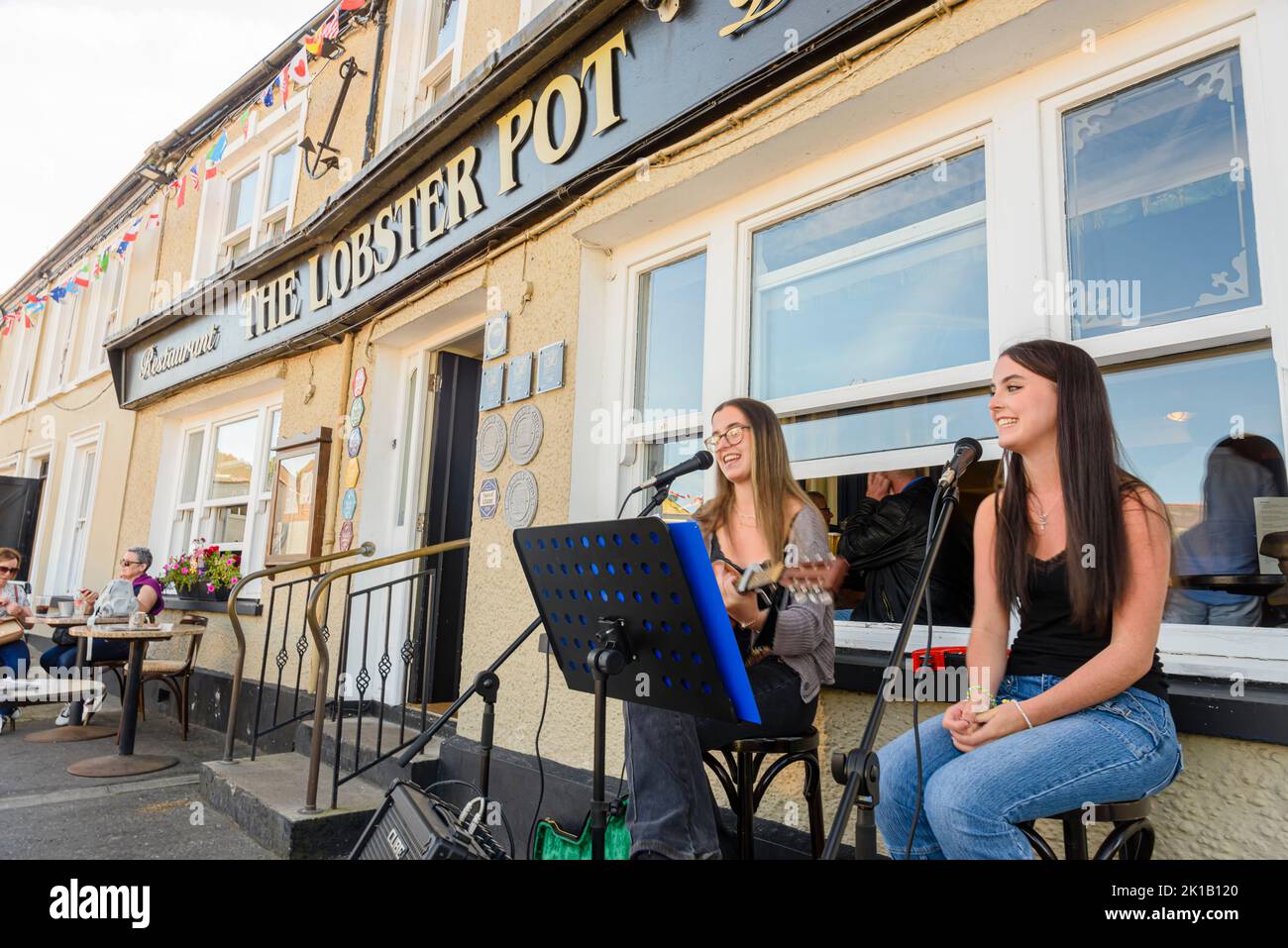 Irish girl musician pub hi-res stock photography and images - Alamy