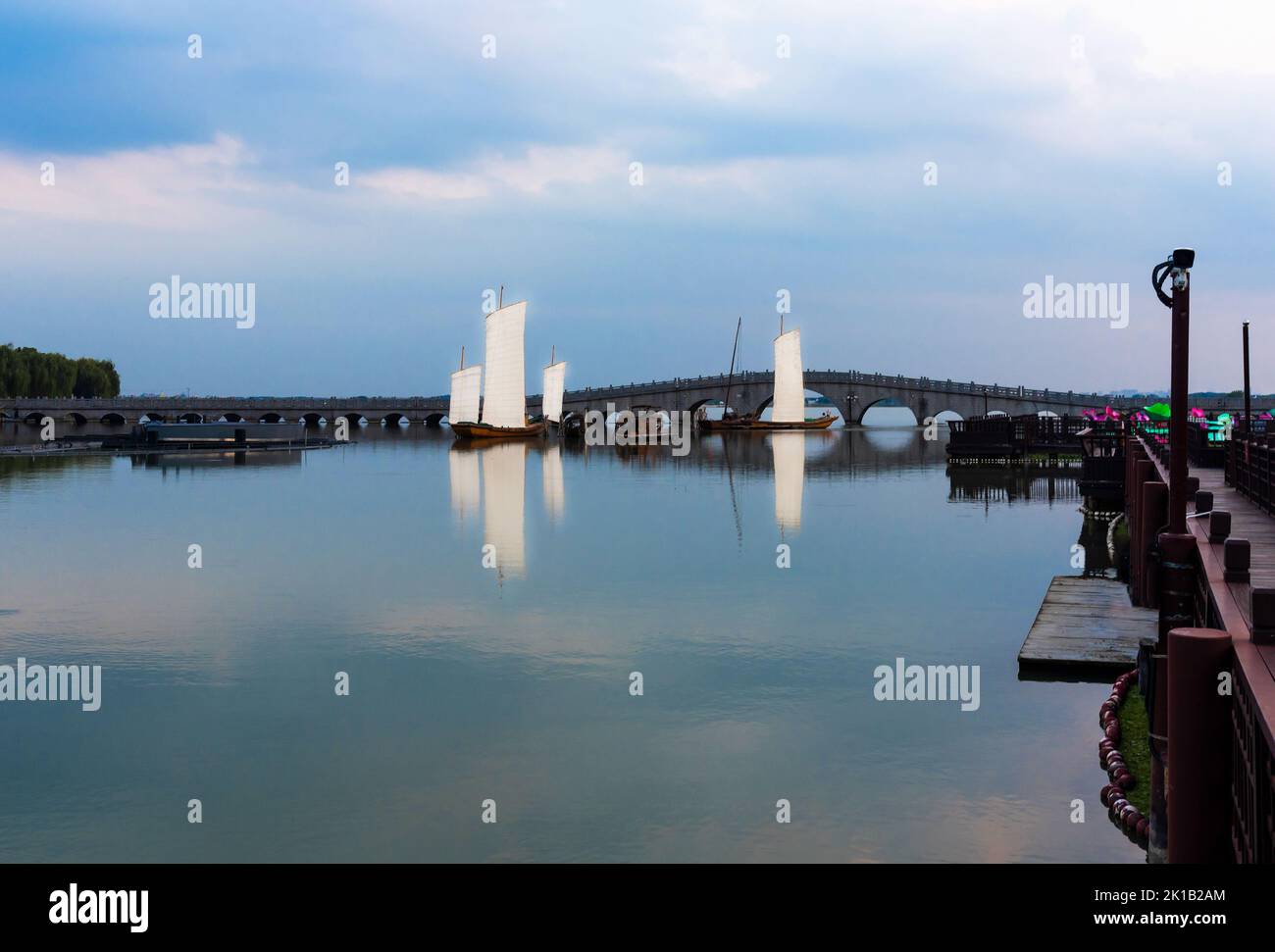 Ancient chinese sailing ship hi-res stock photography and images - Alamy
