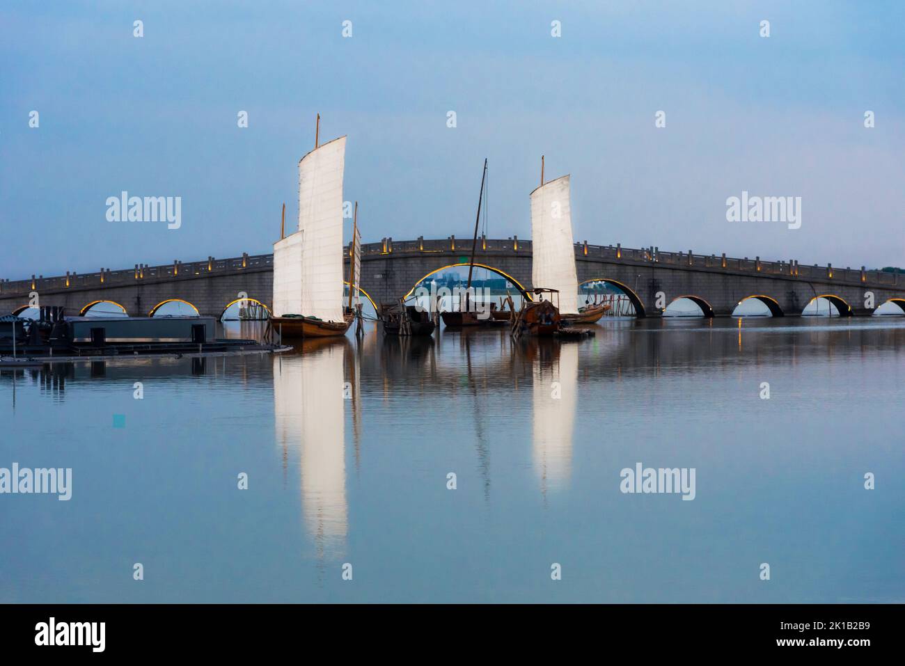 Ancient chinese sailing ship hi-res stock photography and images - Alamy