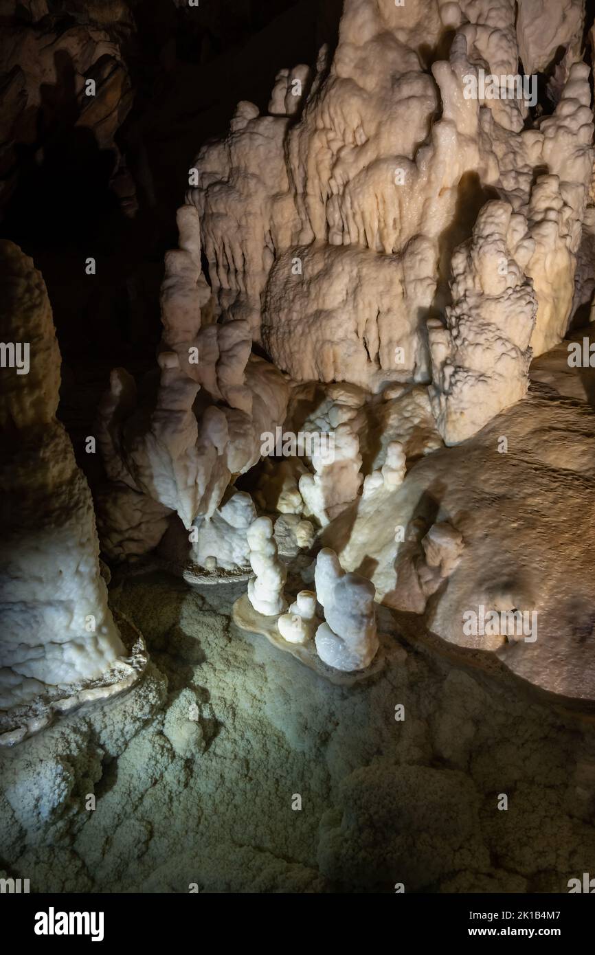 Pool in cave hi-res stock photography and images - Alamy
