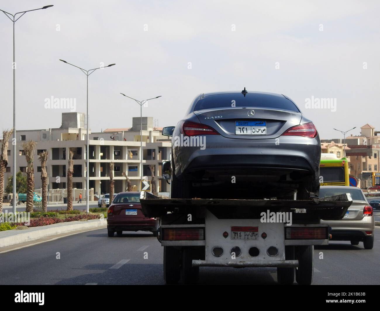 Flatbed tow trucks hi-res stock photography and images - Alamy