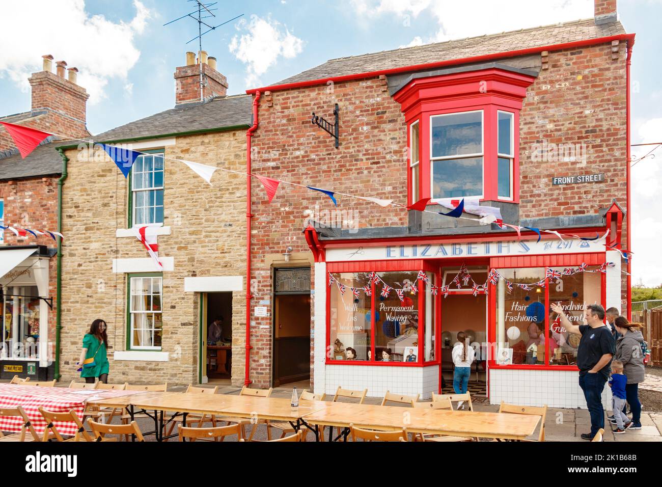 Hairdressers 1950s hi-res stock photography and images - Alamy