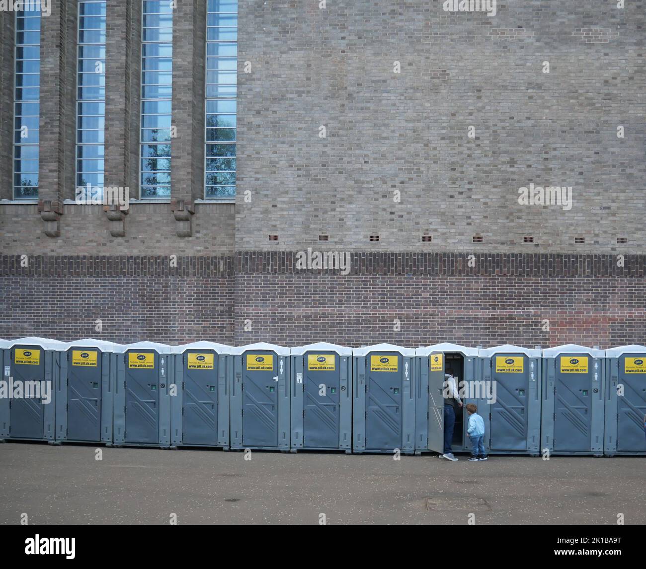 Toilet queen elizabeth hi-res stock photography and images - Alamy