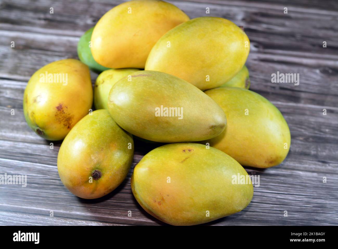 Pile of Egyptian fresh mango fruit with tropical delicacy, mangoes are ...