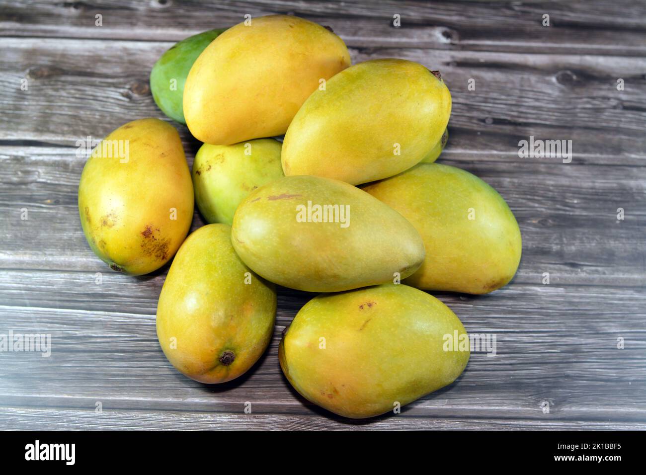 Pile of Egyptian fresh mango fruit with tropical delicacy, mangoes are ...