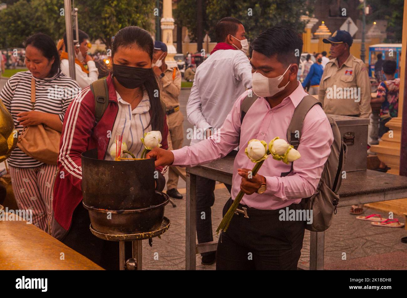 Cambodians wearing covid 19 face masks hi-res stock photography and ...