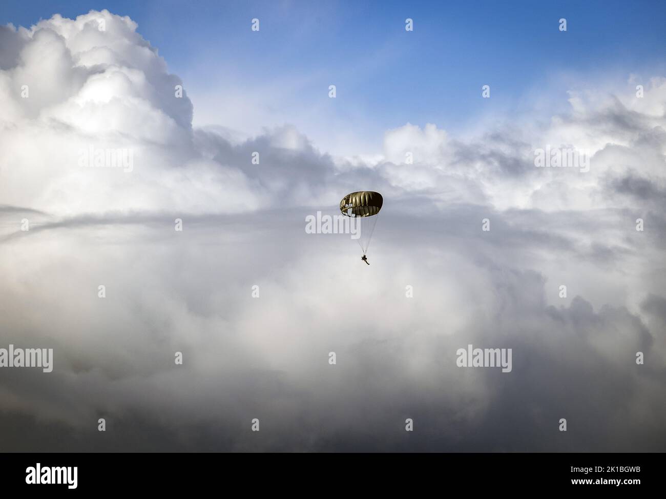 Parachute drop 1944 hi-res stock photography and images - Alamy