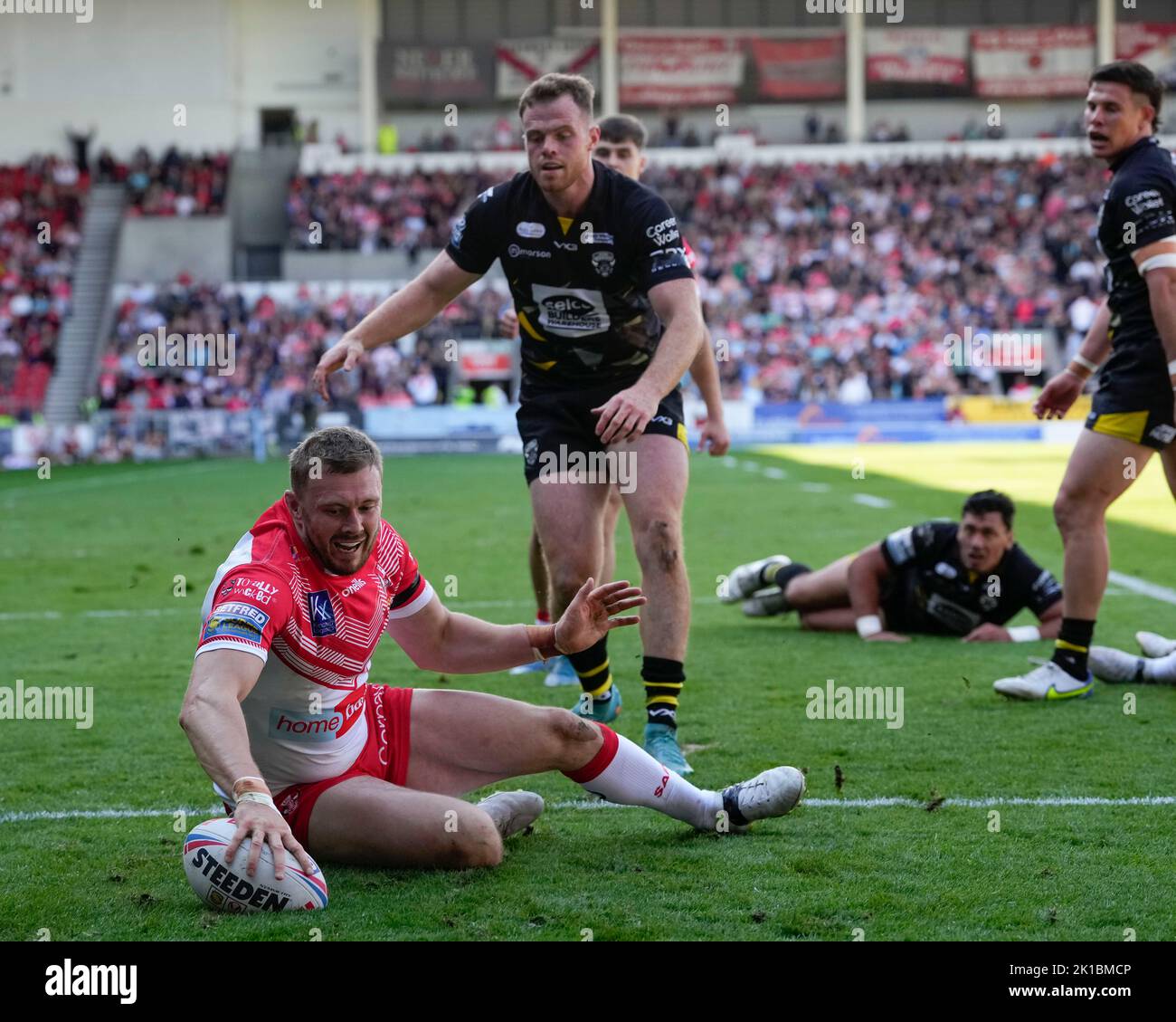 Joe Batchelor #12 of St Helens touches down for his second try during ...
