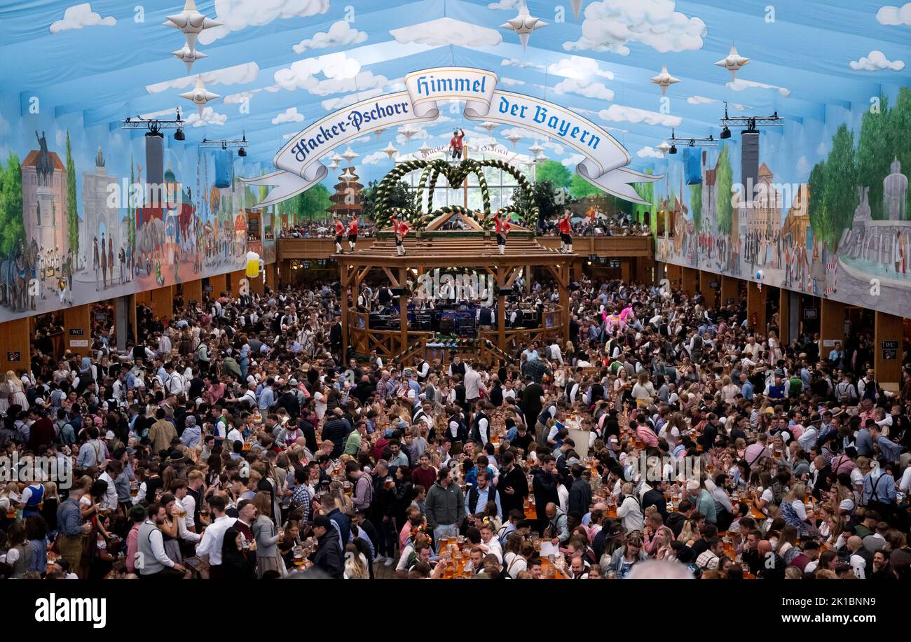 Hacker pschorr fixed tent hi-res stock photography and images - Alamy