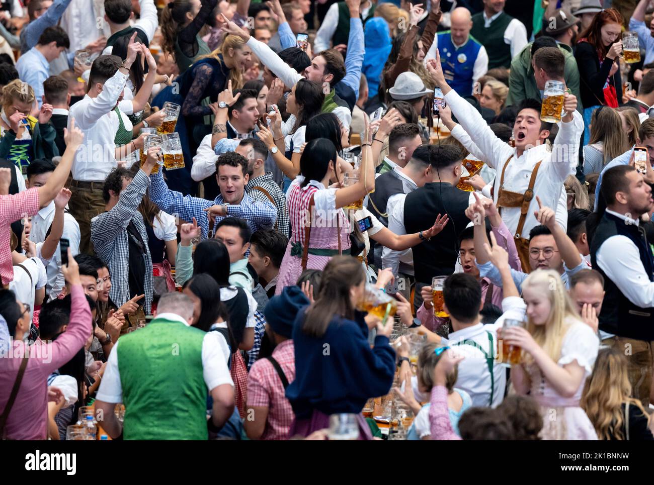 Hacker pschorr fixed tent hi-res stock photography and images - Alamy