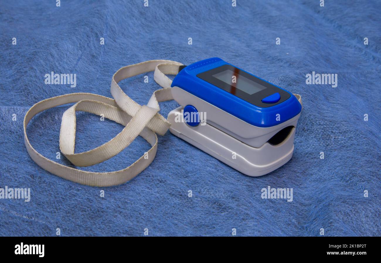 Pulse oximeter on a blue medical cloth Stock Photo - Alamy