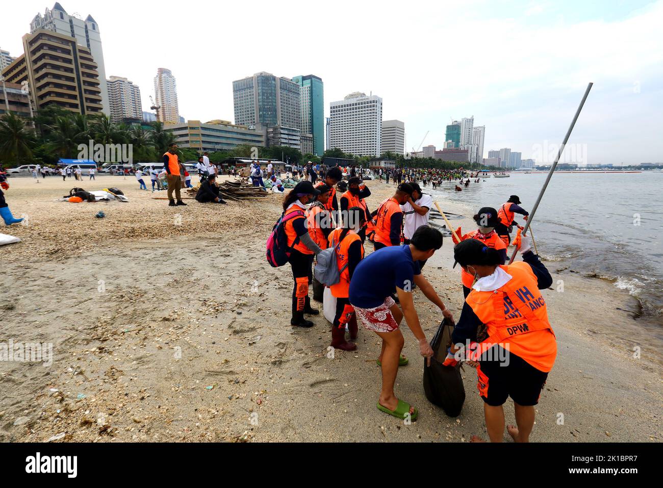 Philippines. 17th Sep, 2022. Volunteers from private sectors and ...