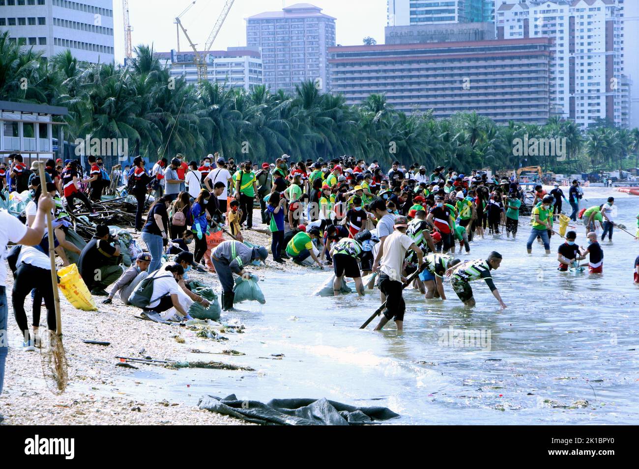 Philippines. 17th Sep, 2022. Volunteers from private sectors and ...