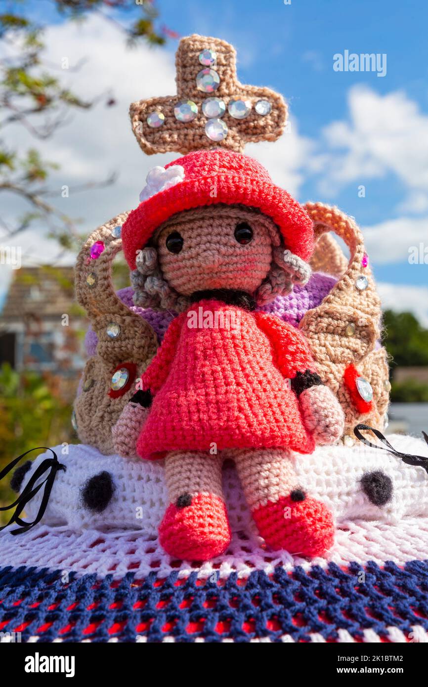 Poole, Dorset, UK. 17th September 2022. A knitted postbox topper of the ...