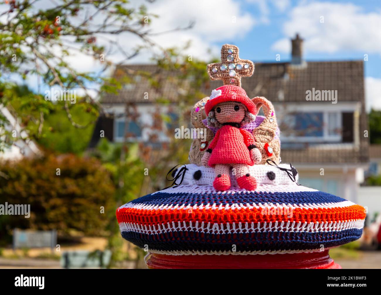 Poole, Dorset, UK. 17th September 2022. A knitted postbox topper of the ...