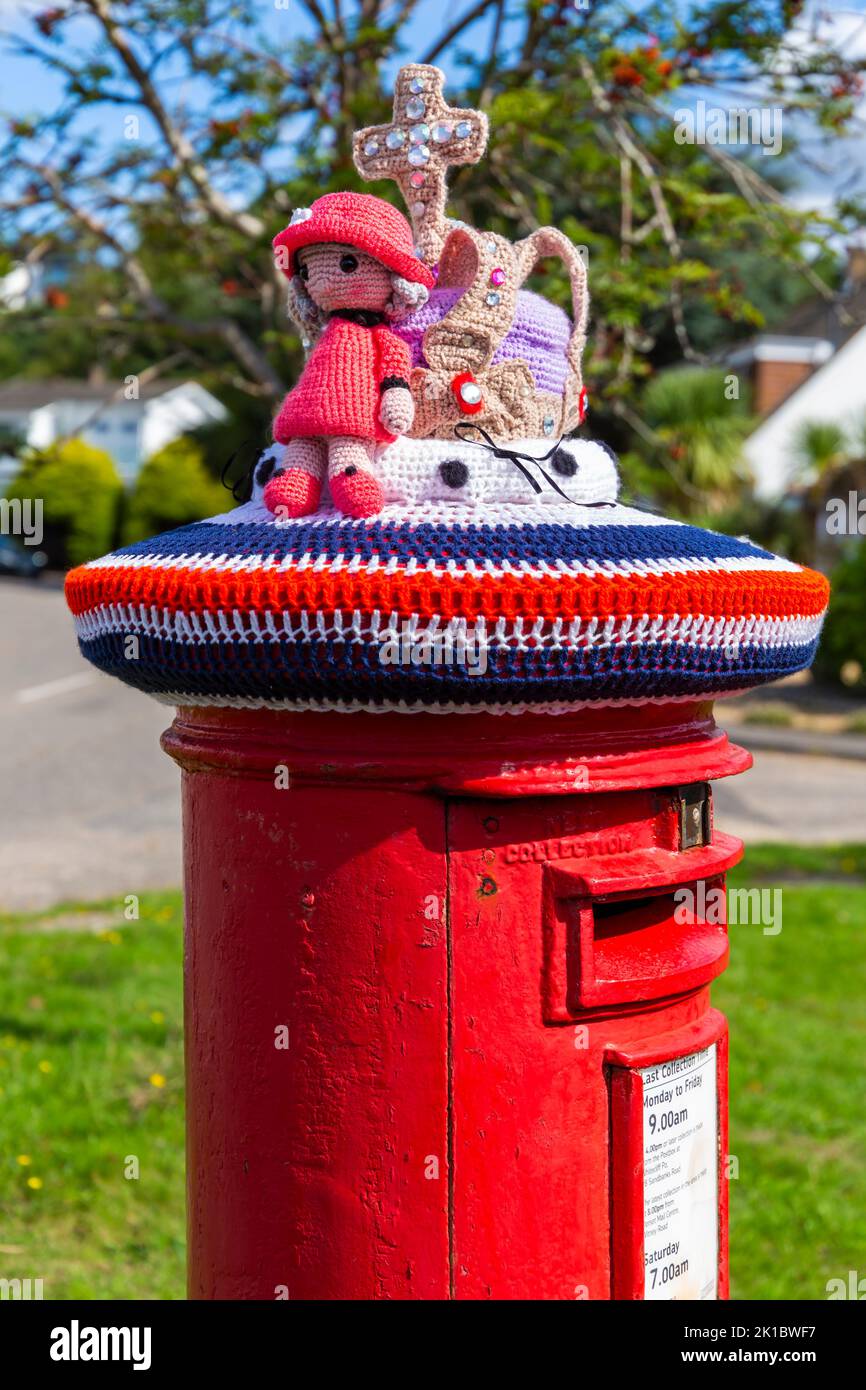 Poole, Dorset, UK. 17th September 2022. A knitted postbox topper of the ...
