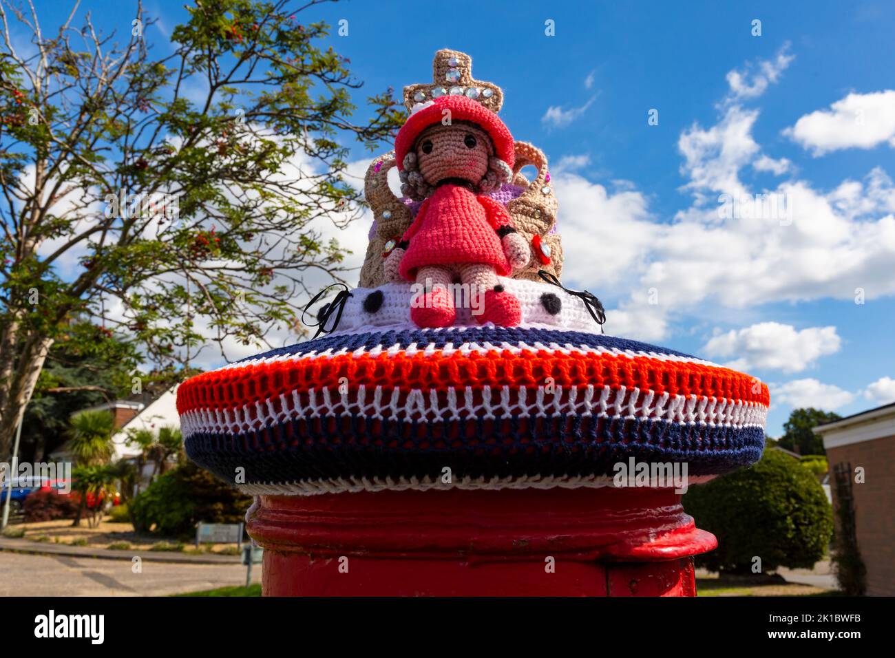 Poole, Dorset, UK. 17th September 2022. A knitted postbox topper of the ...