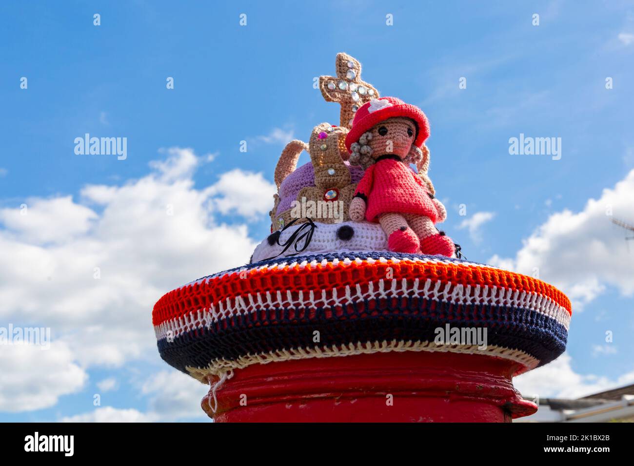 Poole, Dorset, UK. 17th September 2022. A knitted postbox topper of the ...