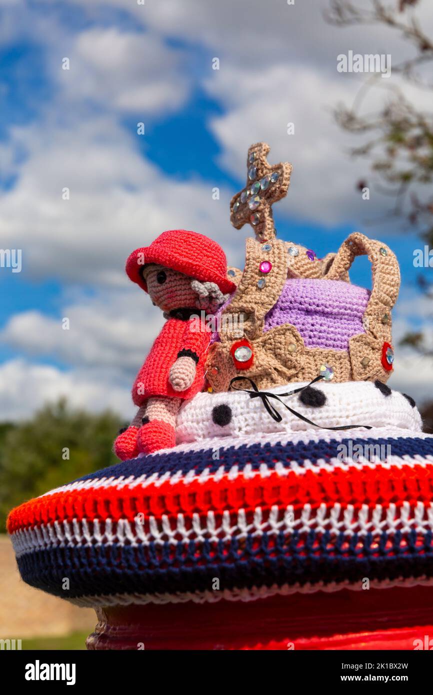Poole, Dorset, UK. 17th September 2022. A knitted postbox topper of the ...