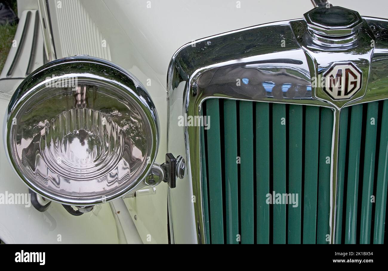 MG Bonnet, Radiator Grill, Badge, Headlamp and Mascot Stock Photo - Alamy