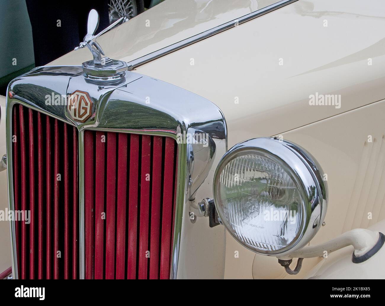 MG Bonnet, Radiator Grill, Badge, Headlamp and Mascot Stock Photo - Alamy