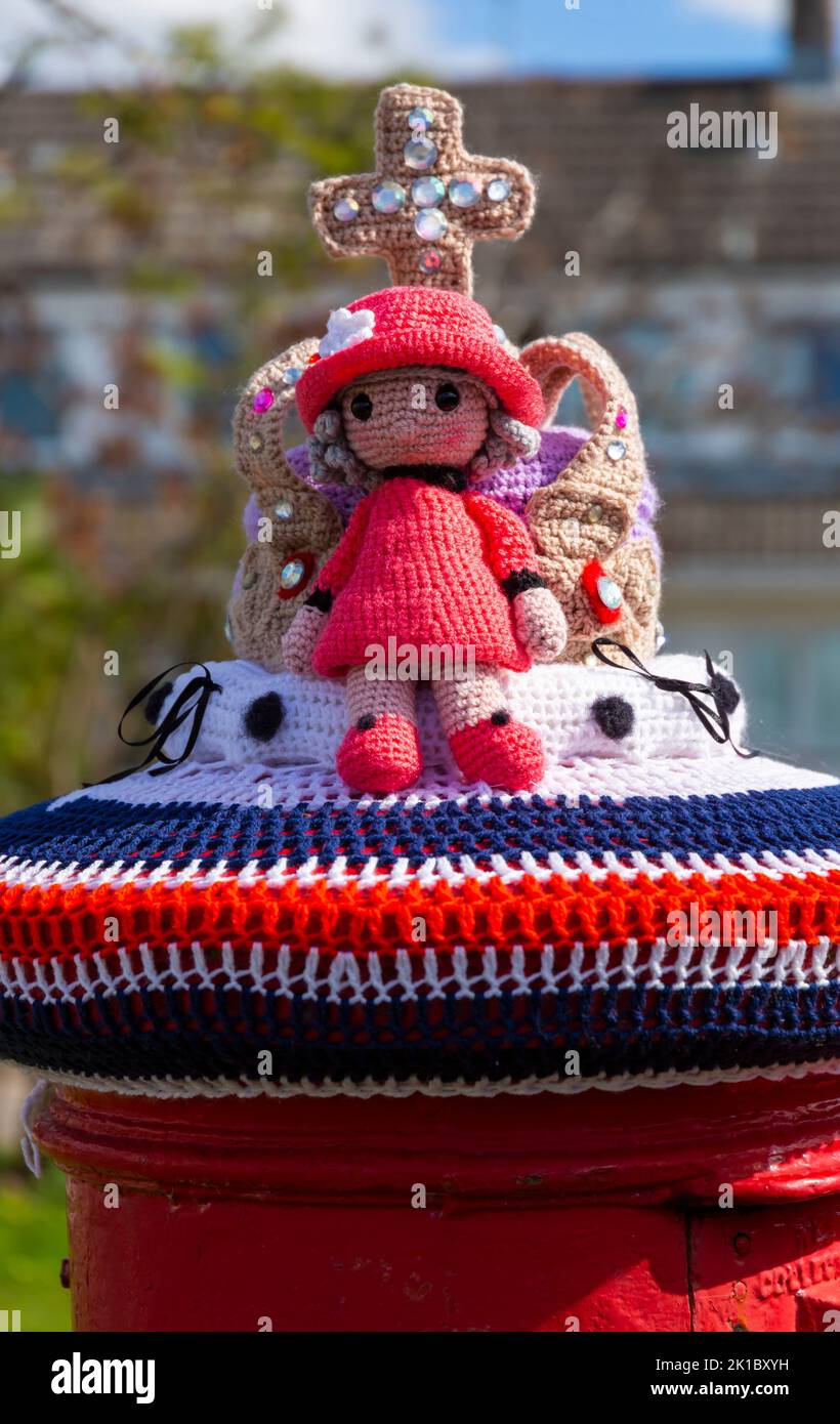 Poole, Dorset, UK. 17th September 2022. A knitted postbox topper of the ...