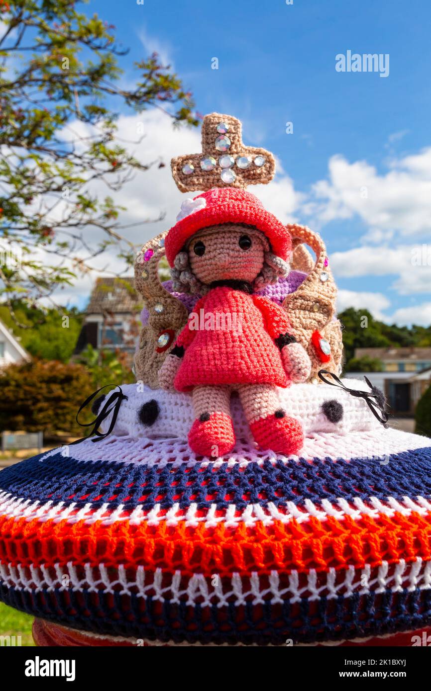Poole, Dorset, UK. 17th September 2022. A knitted postbox topper of the ...