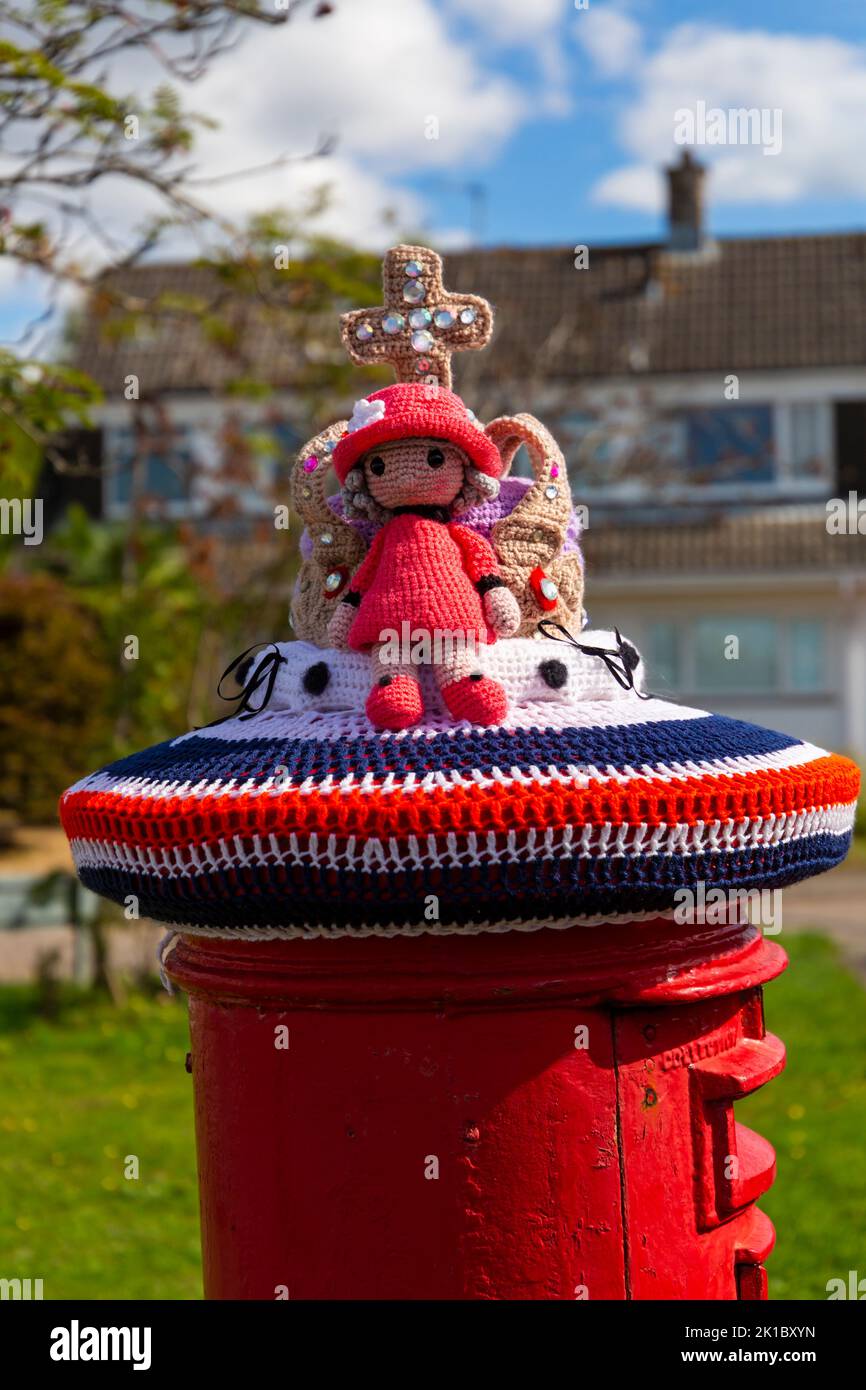 Poole, Dorset, UK. 17th September 2022. A knitted postbox topper of the ...