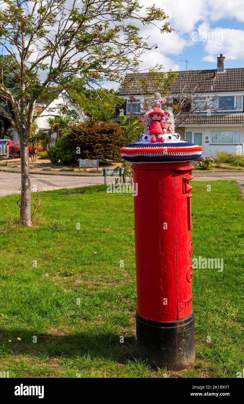 Poole, Dorset, UK. 17th September 2022. A knitted postbox topper of the ... Poole, Dorset, UK. 17th September 2022. A knitted postbox topper of the ...