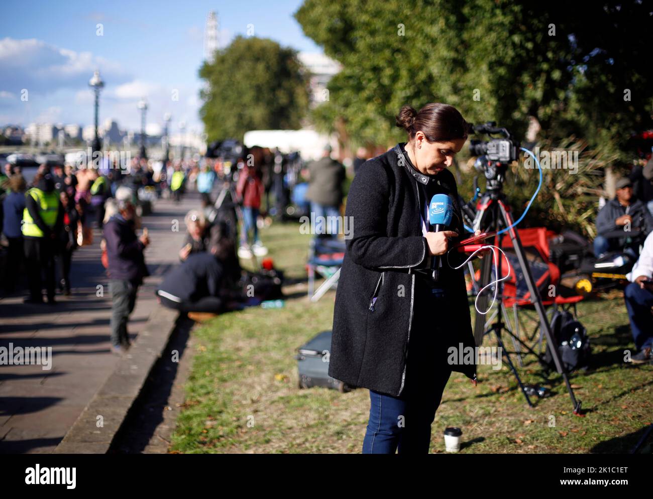 Westminster, London, UK. 16th Sep, 2022. TV crews monitor the longest ...
