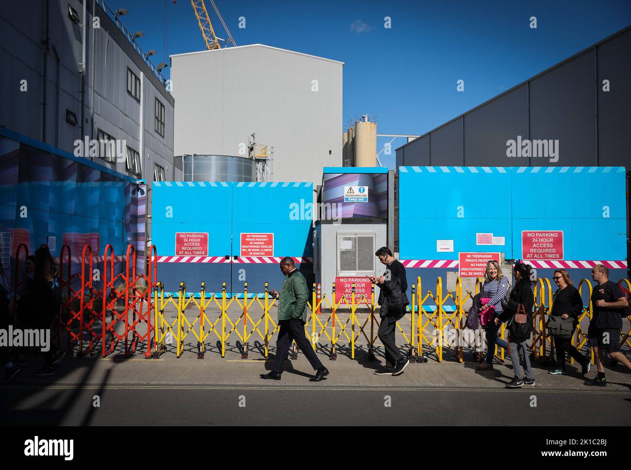 London, UK. 17th Sep, 2022. Numerous people walk in a long queue in the ...