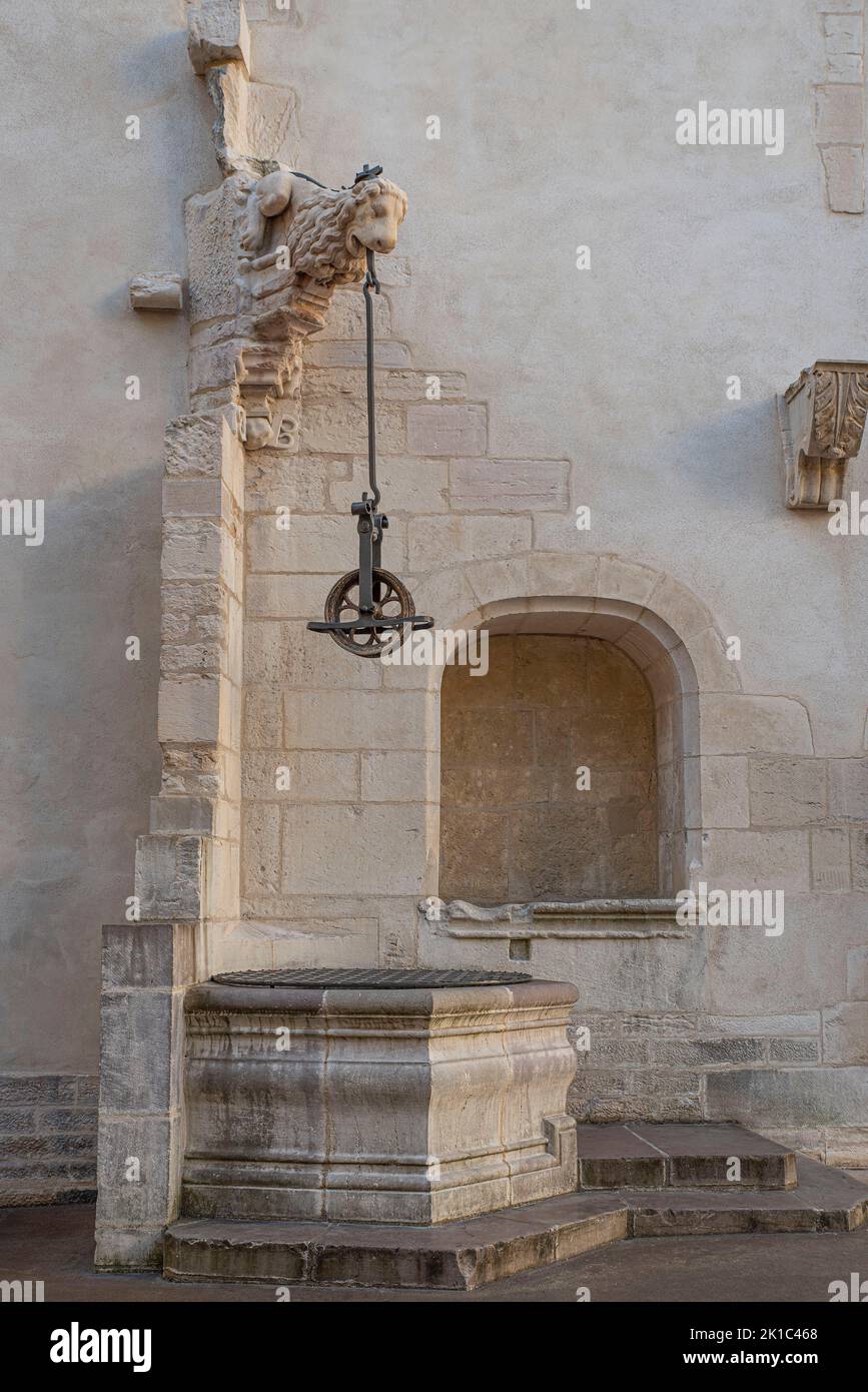 Medieval stone well hi-res stock photography and images - Alamy