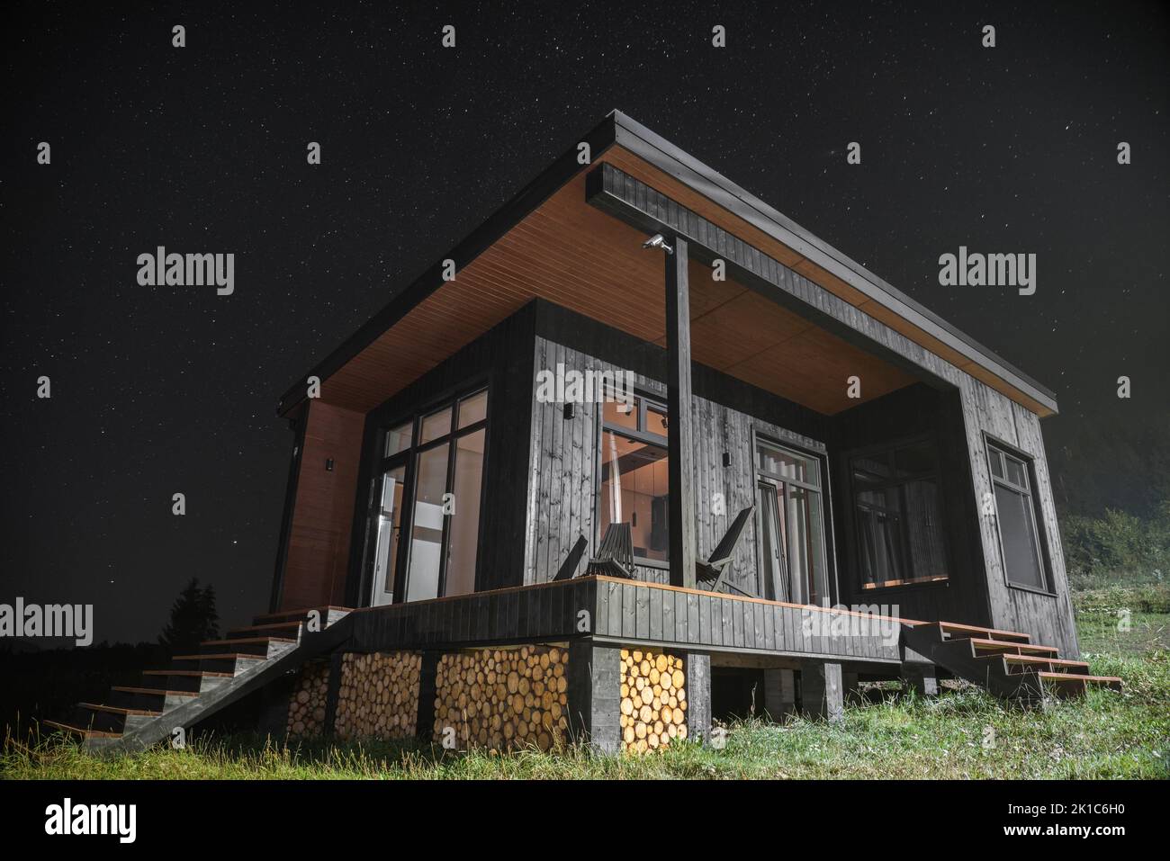 Modern wooden tiny cabin at night with stars Stock Photo - Alamy