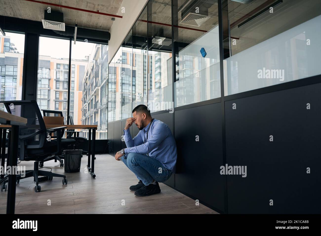 Exhausted office worker suffering from job burnout Stock Photo - Alamy