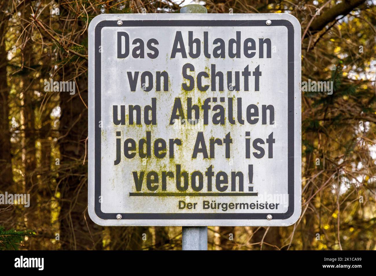 Prohibition sign on the forest path: The unloading of rubble and waste ...