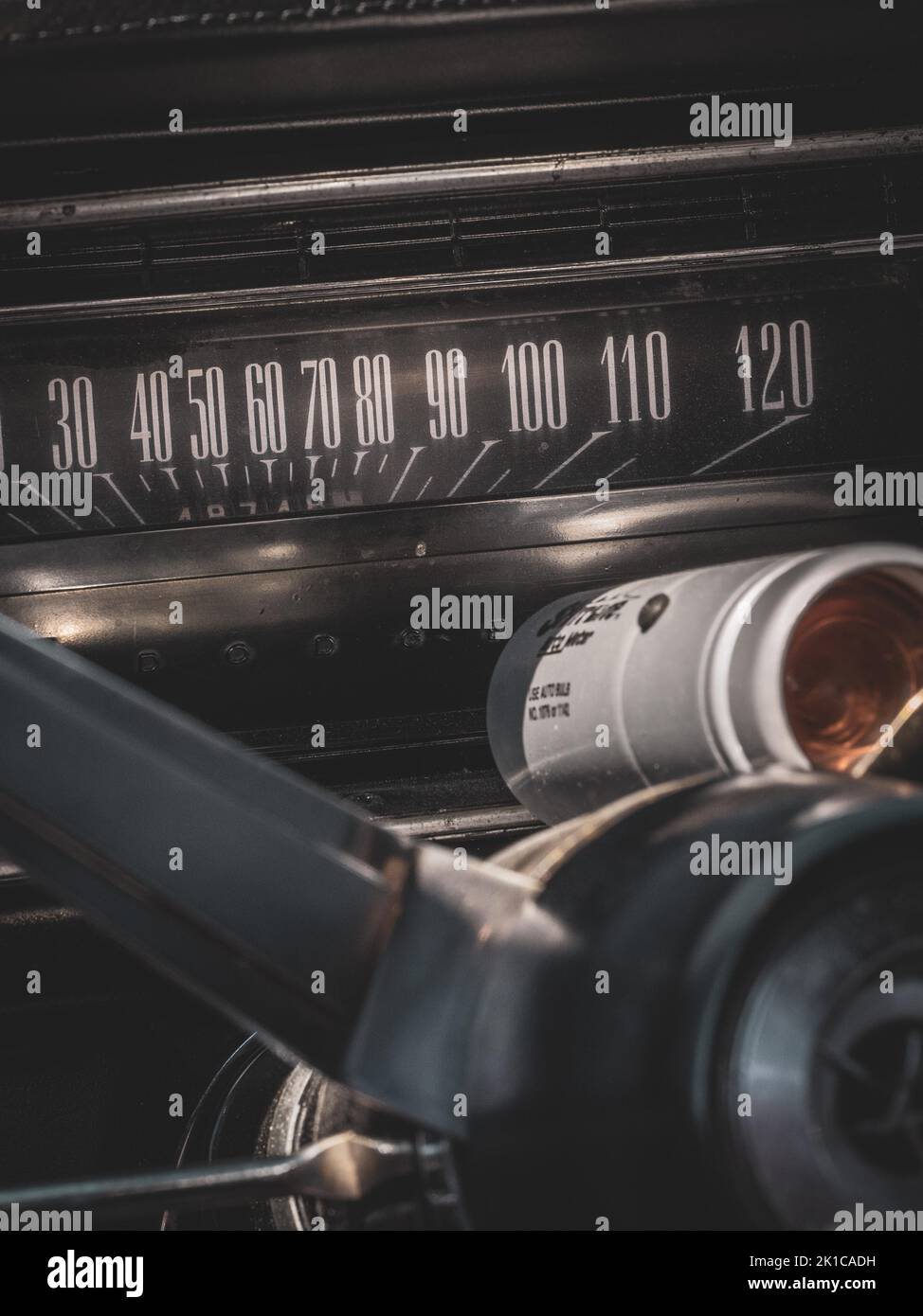 Old fashioned car speedometer hi-res stock photography and images - Alamy