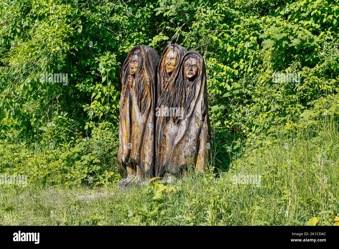 Pfullinger Sagenweg, wooden figures by Billy Troege, the Night Maidens ...