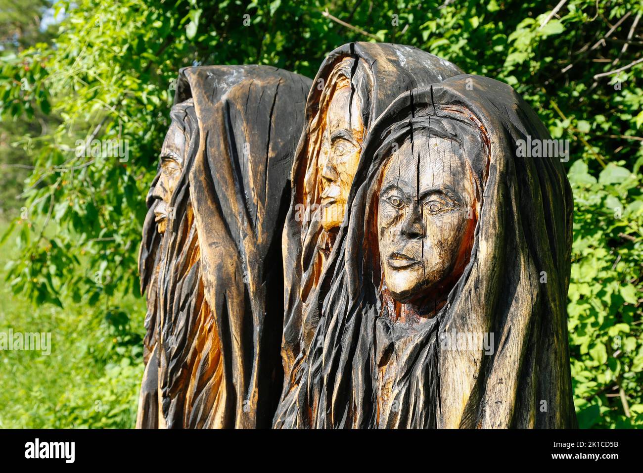 Pfullinger Sagenweg, wooden figures by Billy Troege, the Night Maidens ...