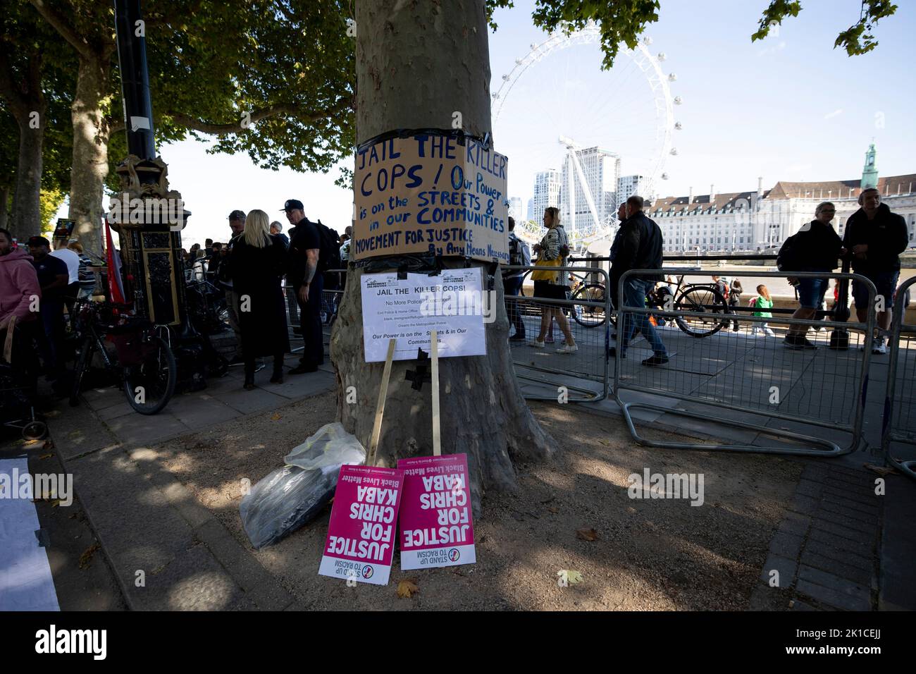 London, UK. 17th Sep, 2022. Placards seen stuck on the tree next to New ...
