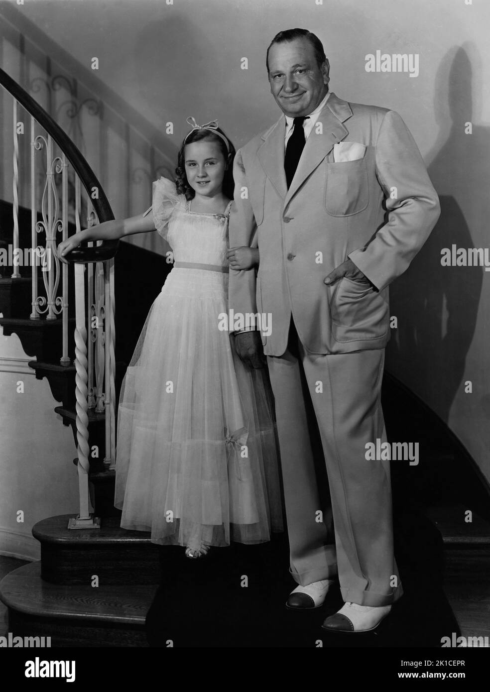 Wallace Beery (1885-1949), actor de cine estadounidense, junto a su ...