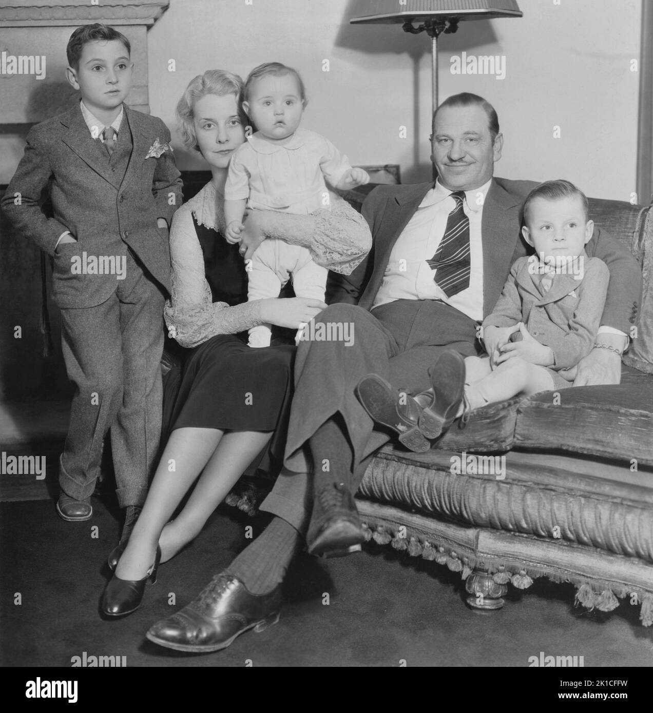 Wallace Beery (1885-1949), actor de cine estadounidense, junto a su ...