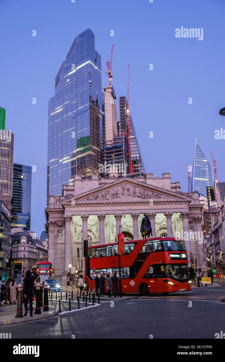 Royal Exchange, founded in the 16th century by the merchant Sir Thomas ...