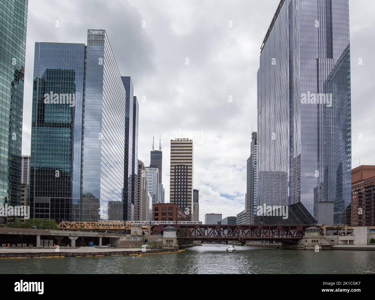 Channel chicago river in downtown hi-res stock photography and images ...