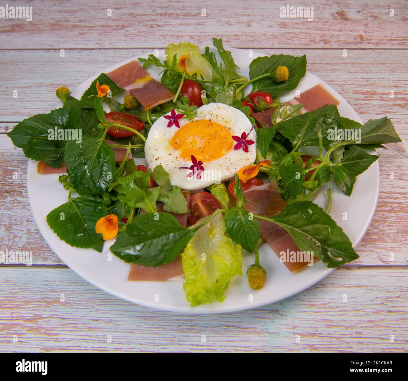 Recipe Fried egg on a bed of salad with Mafane, rocket, cherry tomato ...