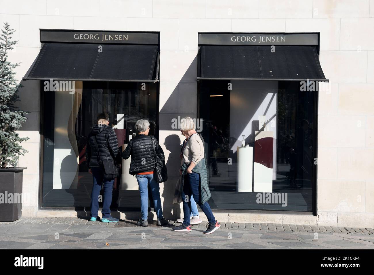 Copenhagen -Denmark -17 septmeber 2022- Senior people window shoppers ...